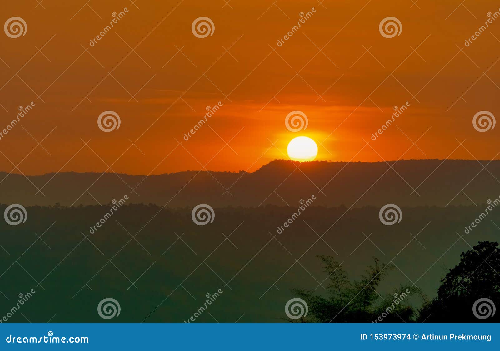 Beau Paysage De Nature De Montagne Avec Le Ciel Et Les Nuages De ... Beau Paysage De Nature De Montagne Avec Le Ciel Et Les Nuages De ...