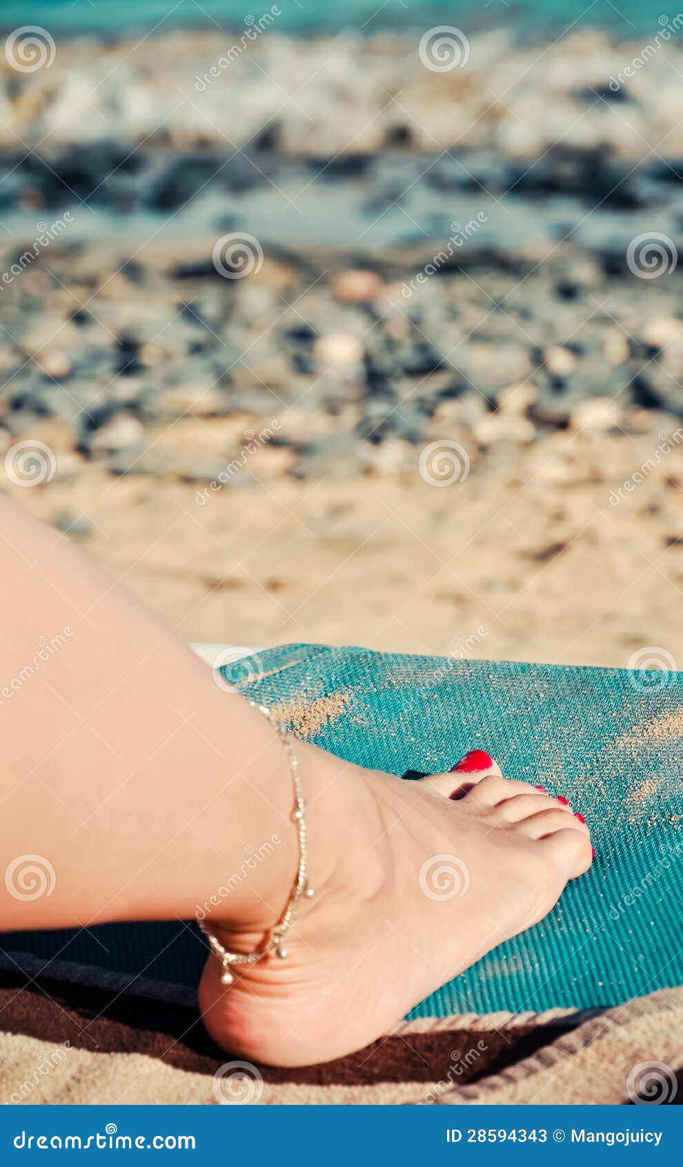 Beau pied de femme image stock. Image du île, littoral - 28594343