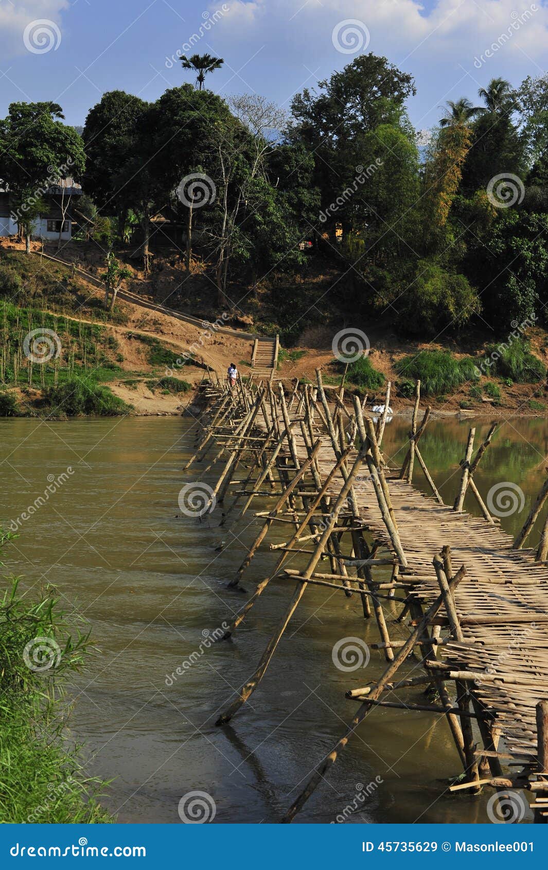 Beau pont en bambou image stock éditorial. Image du tourisme - 45735629