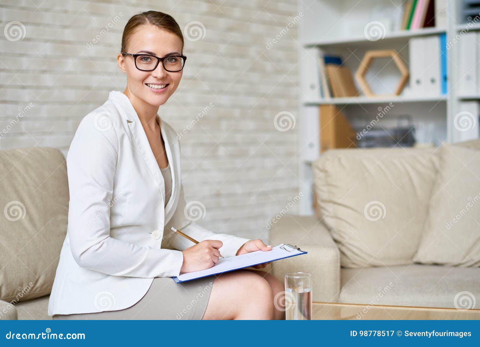 Beau Psychiatre Posing Dans Le Bureau Image stock - Image du femme ...