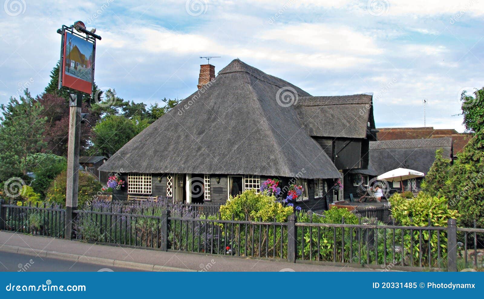 Beau Pub De Toit Couvert De Chaume De Pays De Kent Image stock - Image ...