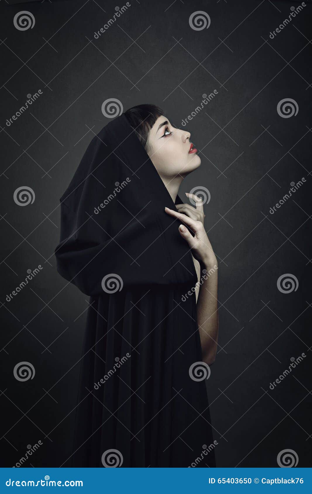 Beau Vampire Avec Des Yeux Au Ciel Photo stock - Image du robe, femelle ...
