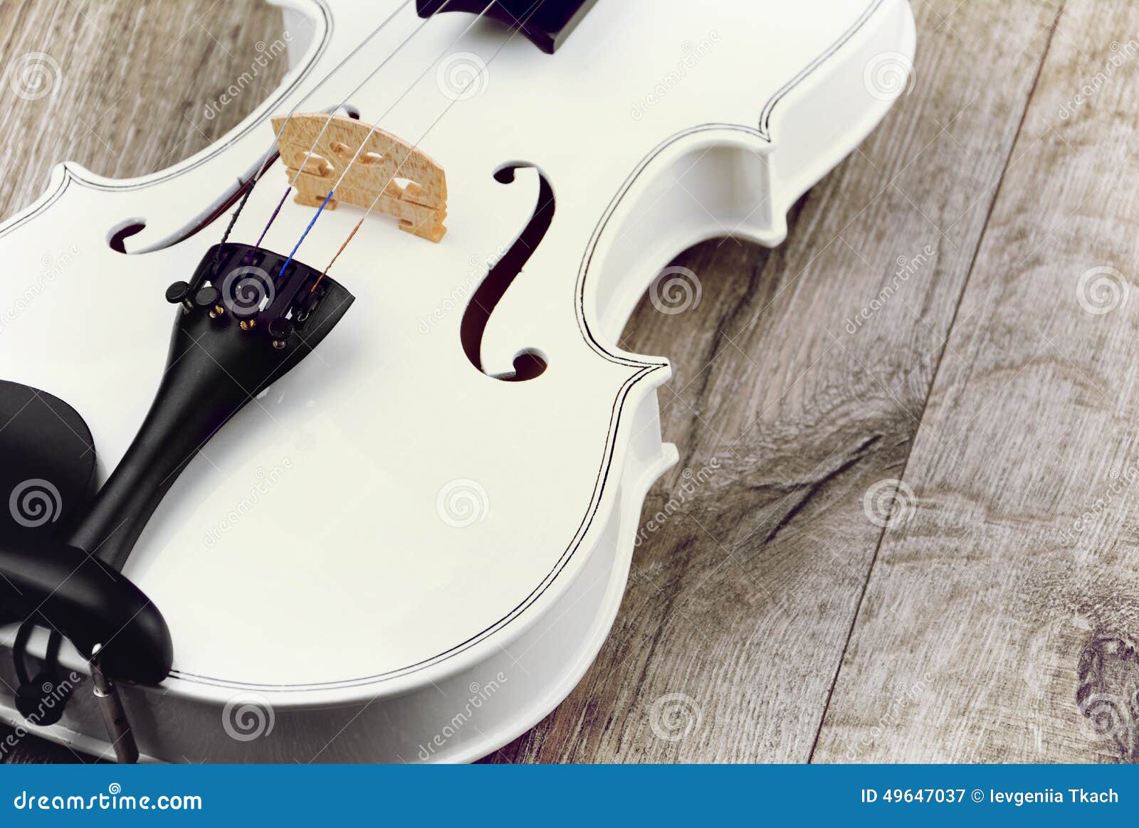 Beau violon blanc image stock. Image du matériel, musical - 49647037