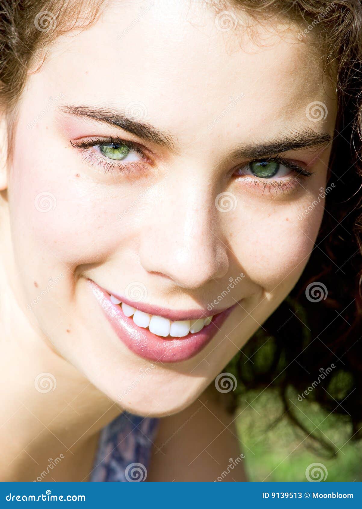 Beau visage de femme image stock. Image du bonheur, extérieur - 9139513