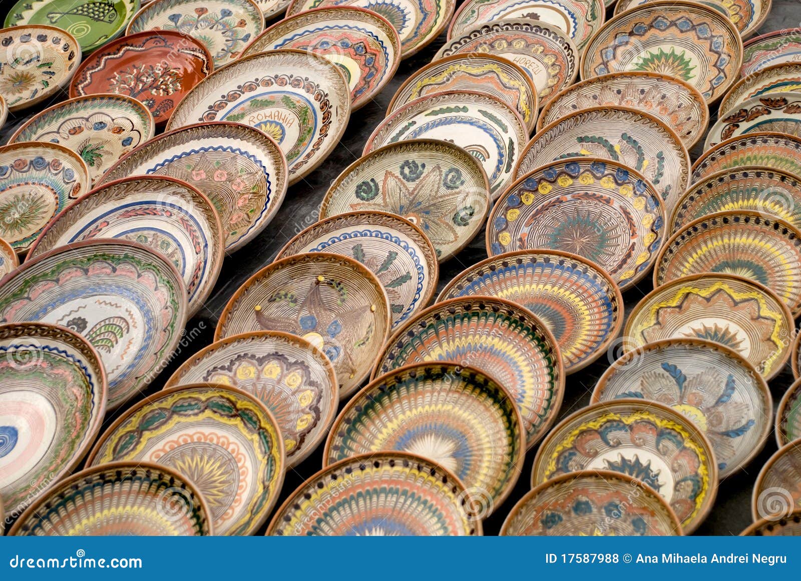 Beaucoup De Plaques Roumaines Traditionnelles De Poterie Photo stock ...