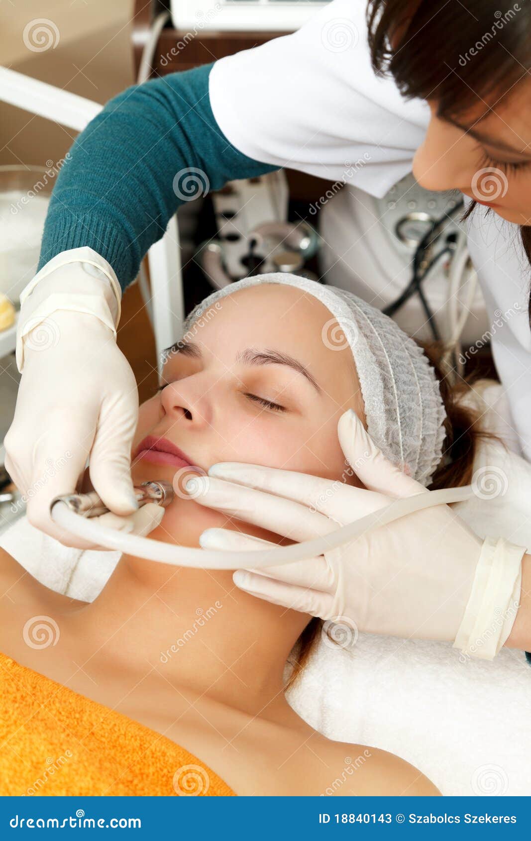 Beautician at work stock image. Image of head, salon - 18840143