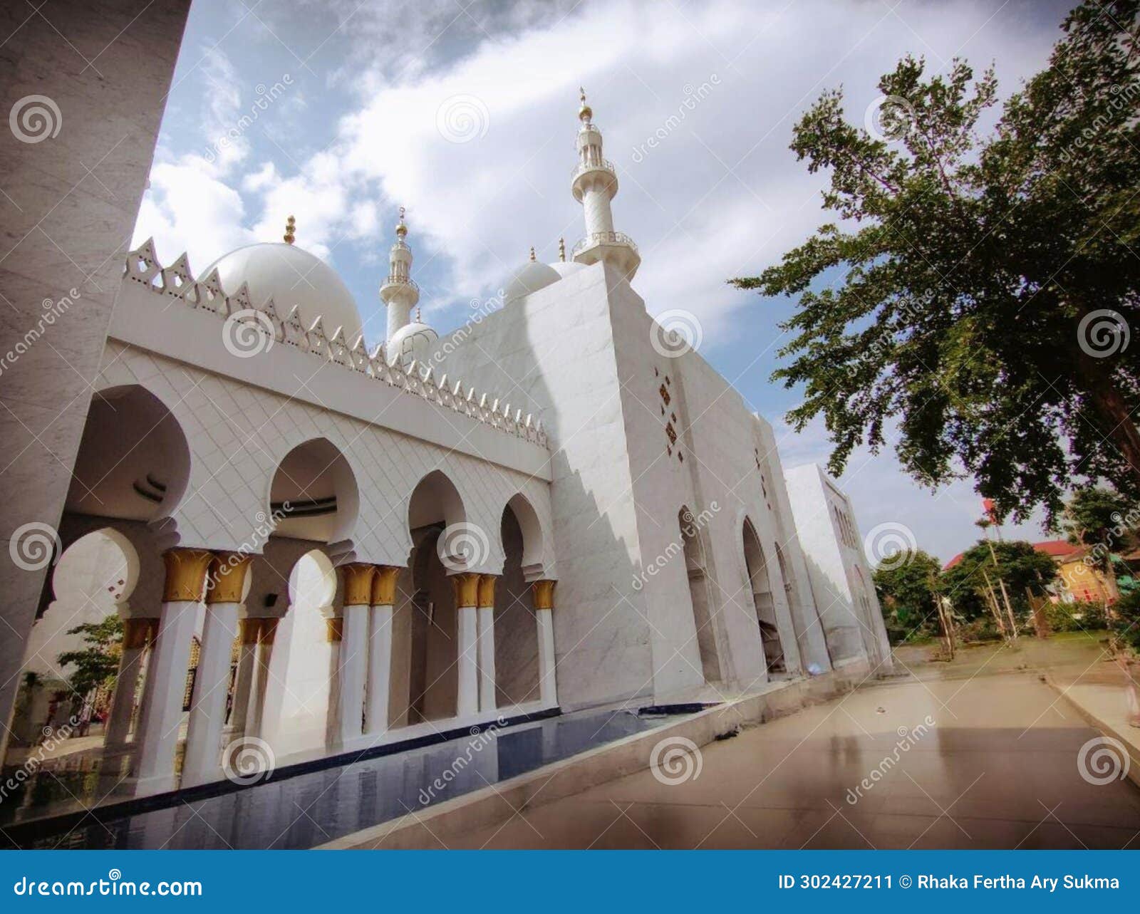 Beautiful Architecture of Syekh Zayed Mosque View from Side Corridor ...