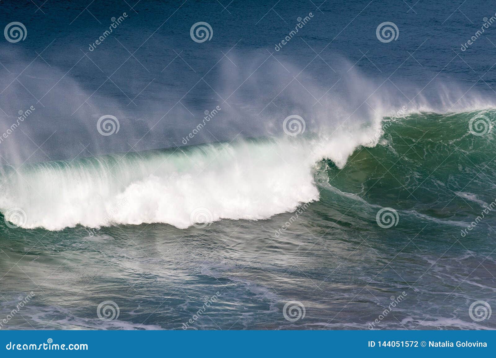 Beautiful Blue Powerful Ocean Wave with Splashes. Waves Background ...