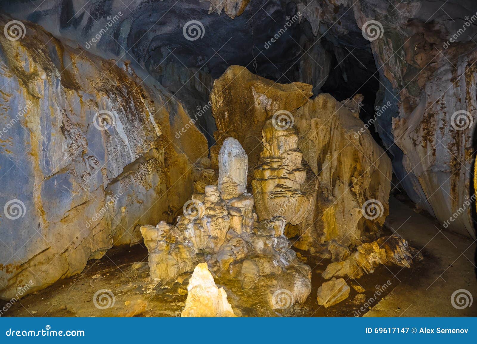 Beautiful Bowels of the Cave on Cat Ba Island Stock Image - Image of ...