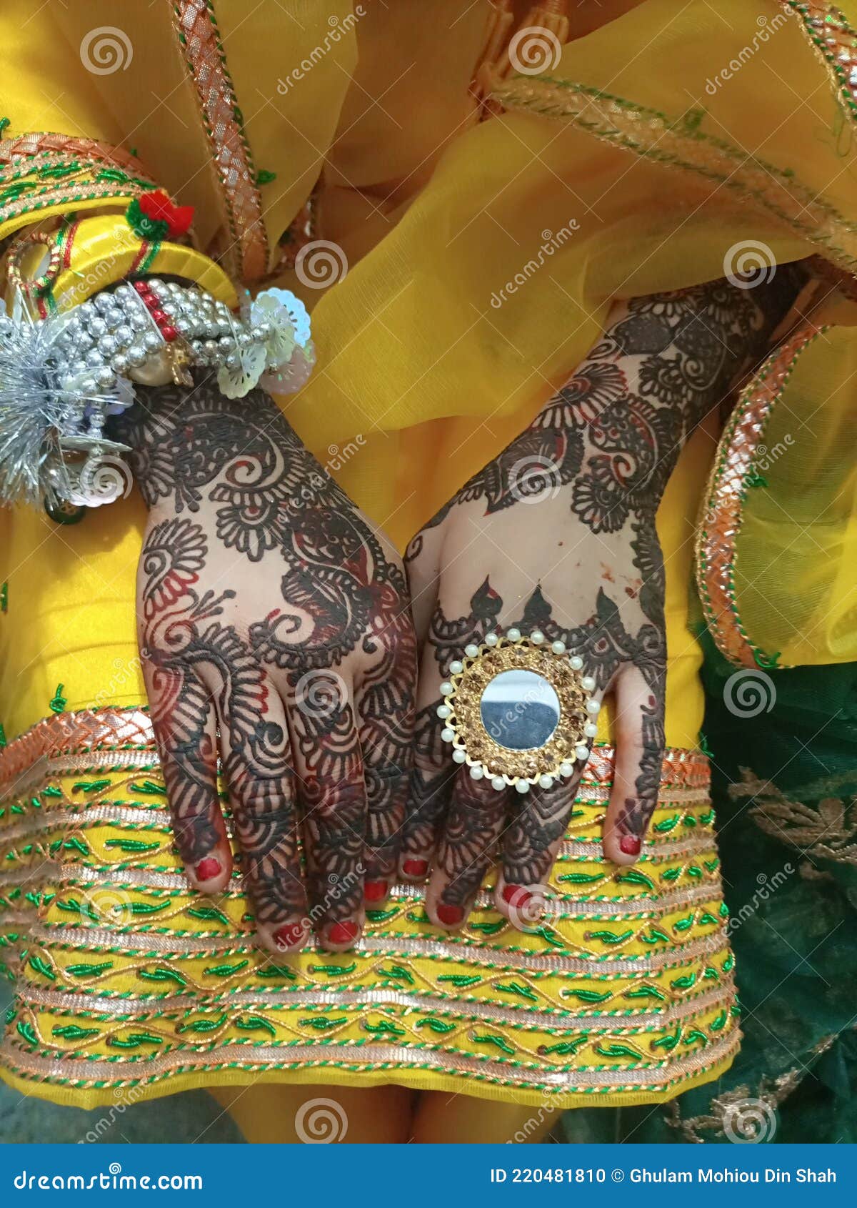 Beautiful Bridal Mehndi Designs Stock Photo - Image of hinna, statue ...
