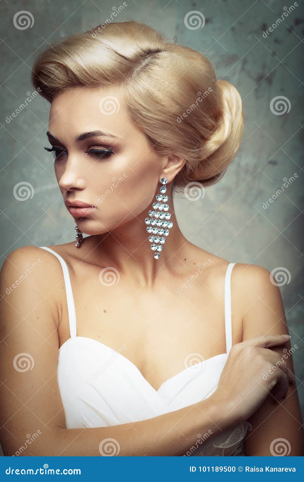 Beautiful Bride With Fashion Wedding Hairstyle Close Up Pictur Stock