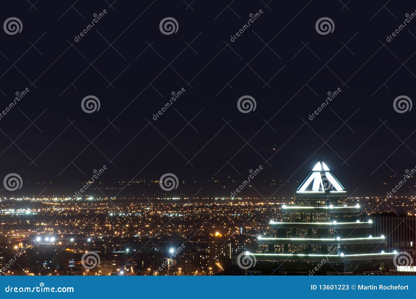 Beautiful Building at Night Stock Image - Image of horizon, cityscape ...