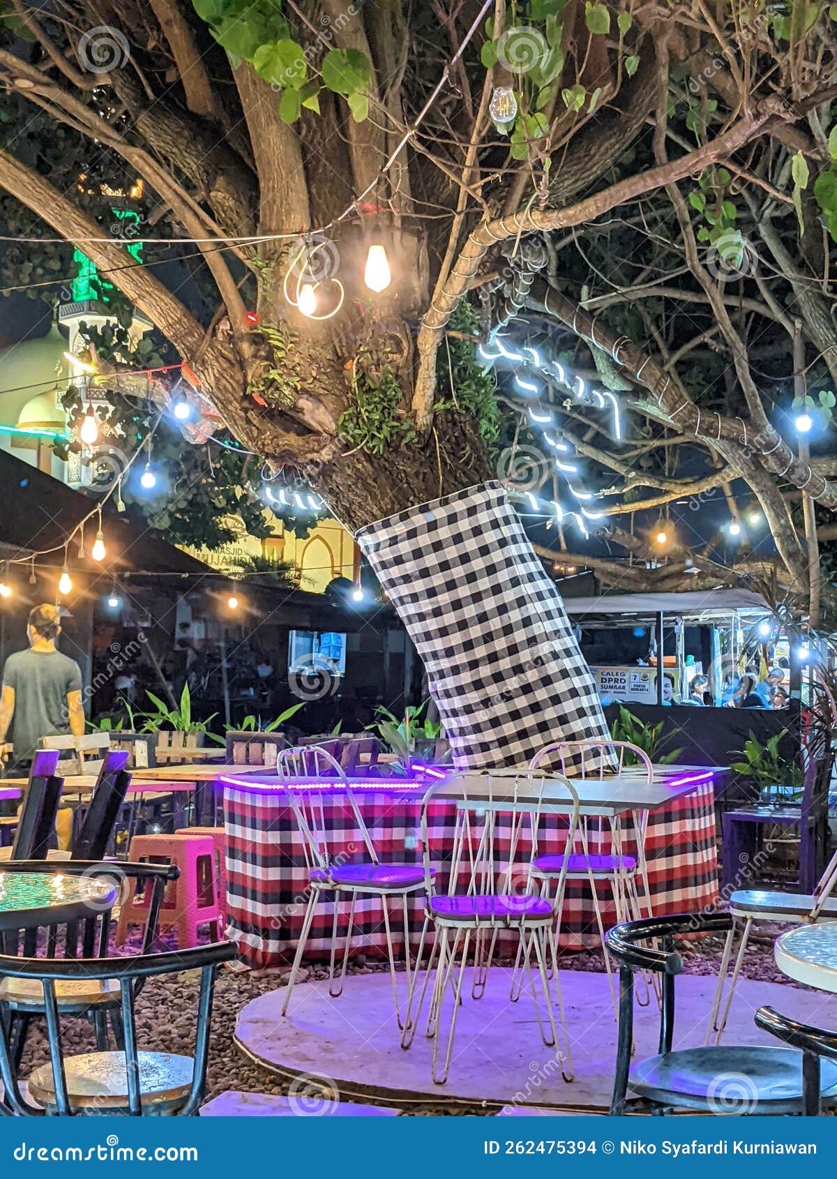 This is a Beautiful Cafe Filled with Lights and Epic Decorations ...