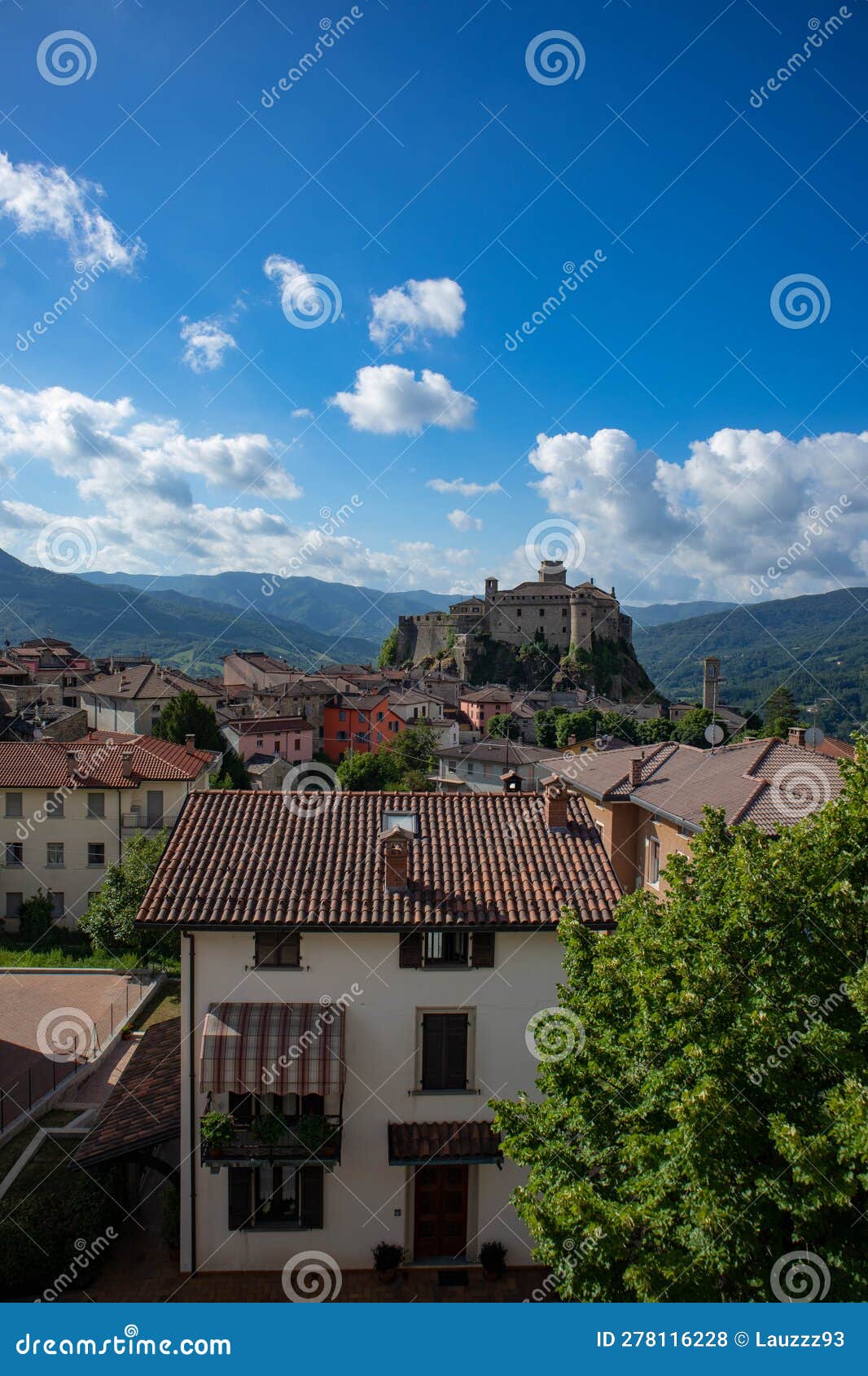 Castle of Bardi, Emilia Romagna Stock Photo - Image of tree, italy ...