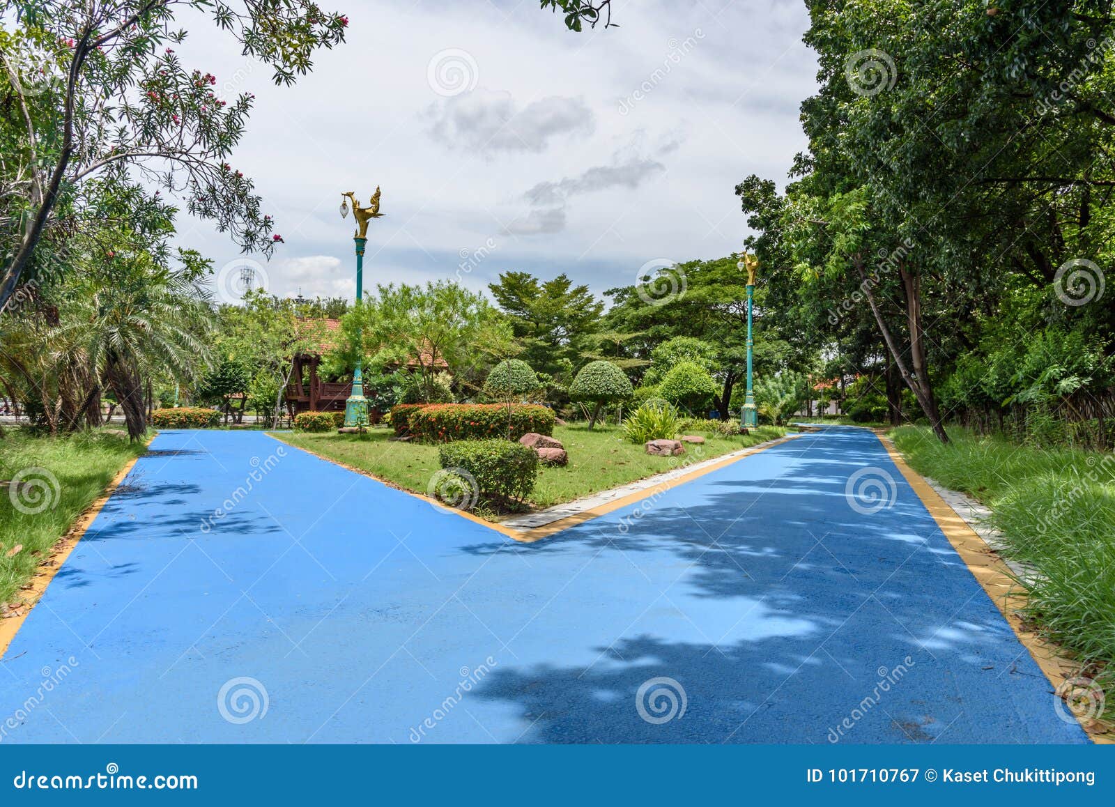 Pathway in a Beautiful Park Stock Image - Image of tree, construction ...