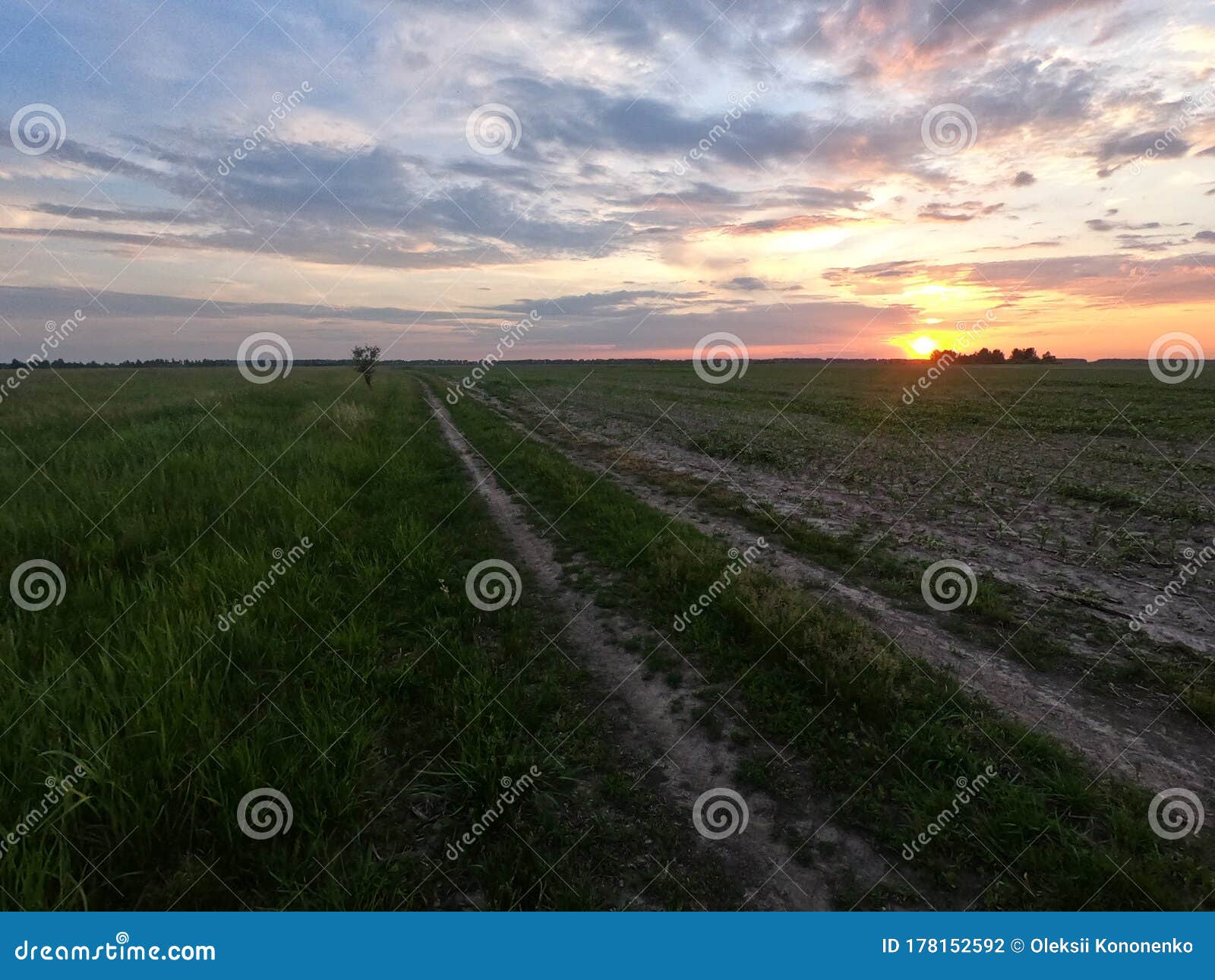 Beautiful Cloudy Sunset in the Countryside Field. Rural Sunset Stock ...
