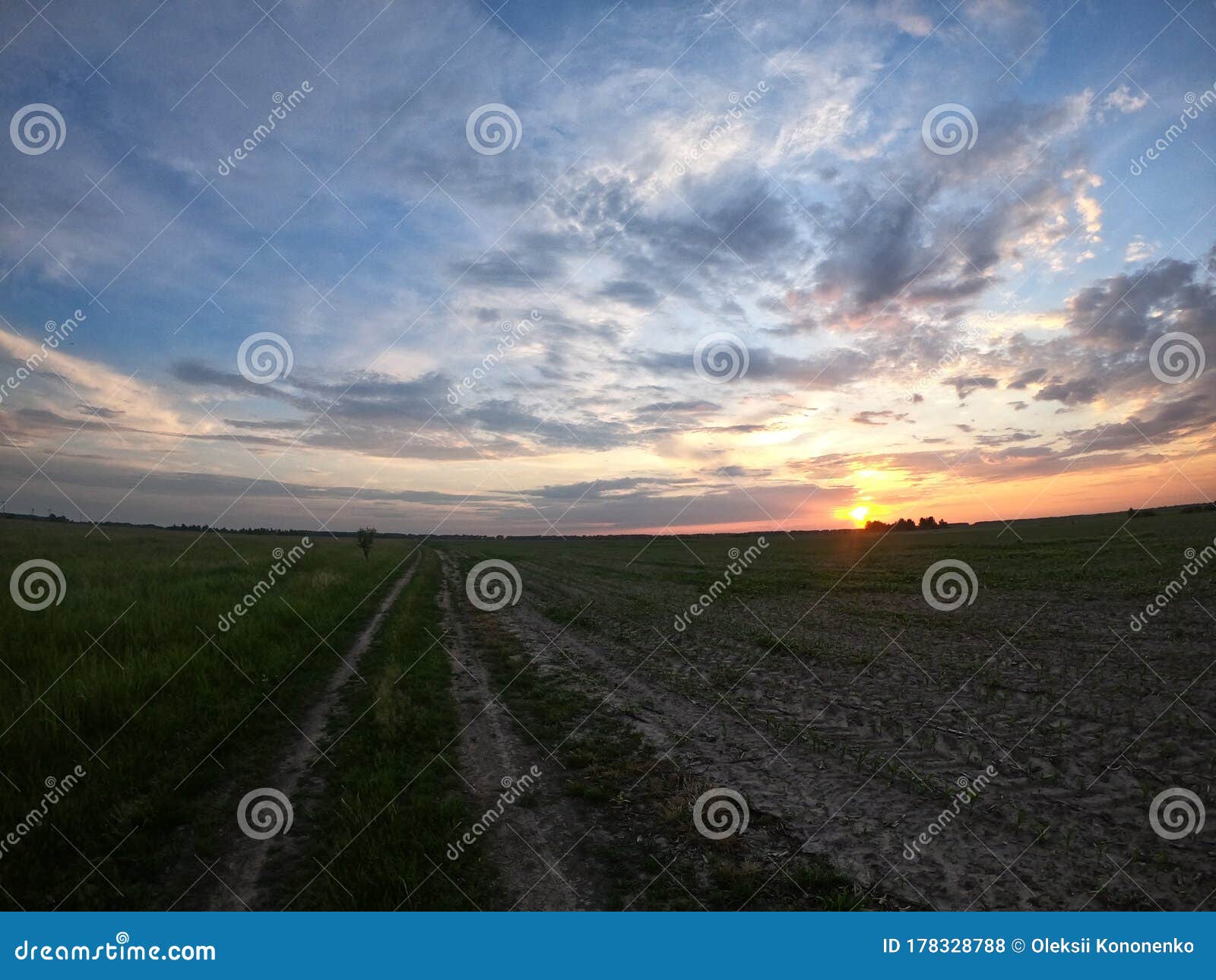 Beautiful Cloudy Sunset in the Countryside Field. Rural Sunset Stock ...