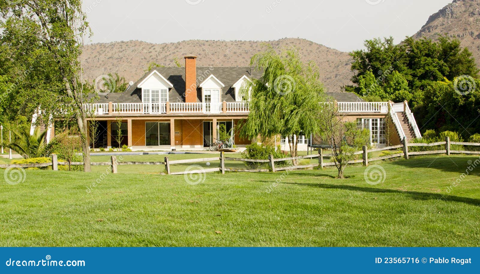 A beautiful country house stock photo. Image of grass - 23565716