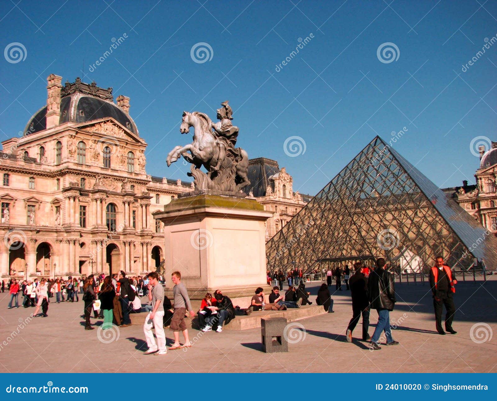 A Beautiful Day at Louvre, Paris Editorial Image - Image of april ...