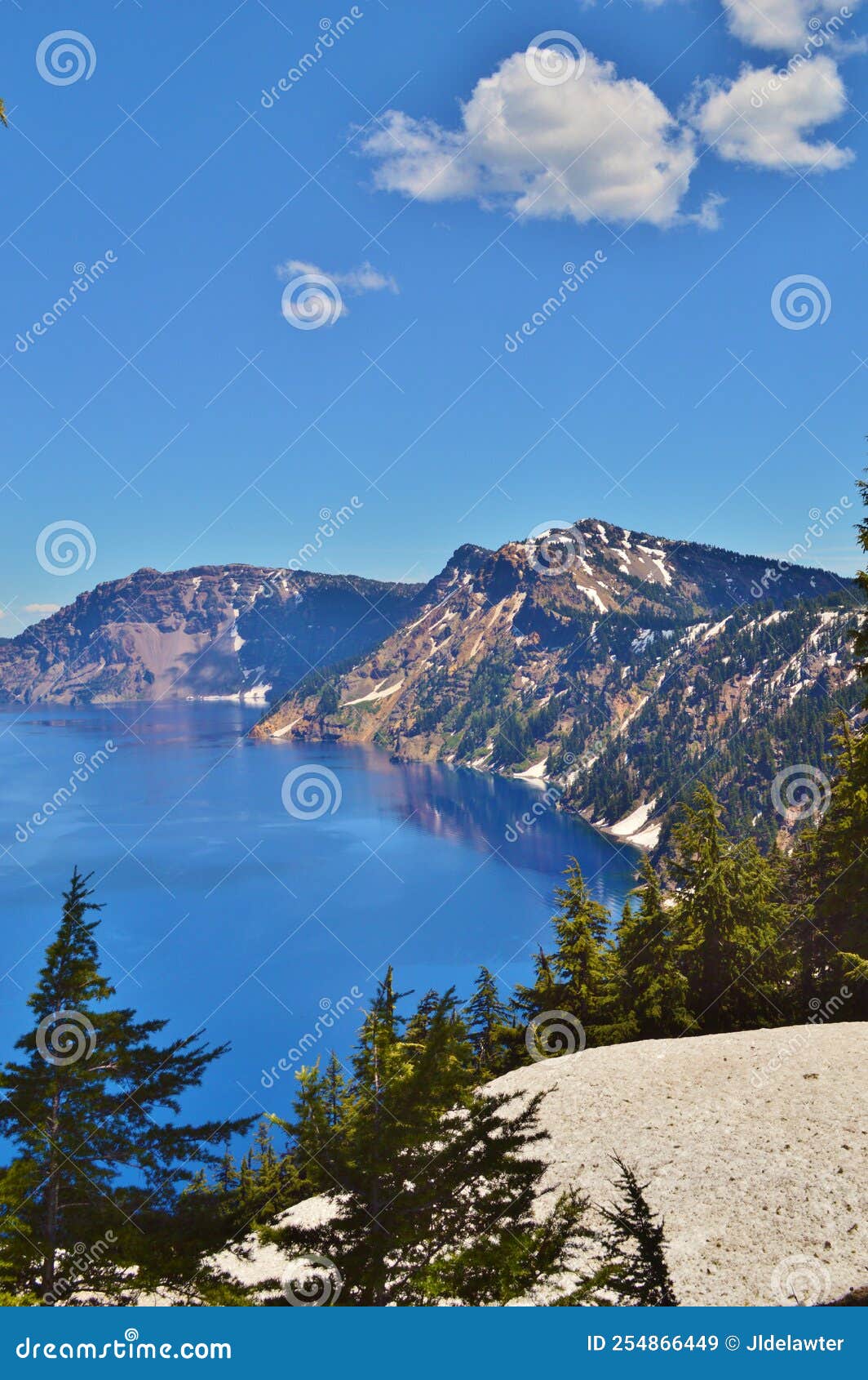 Beautiful Deep Blue Crater Lake in Oregon Editorial Stock Image - Image ...