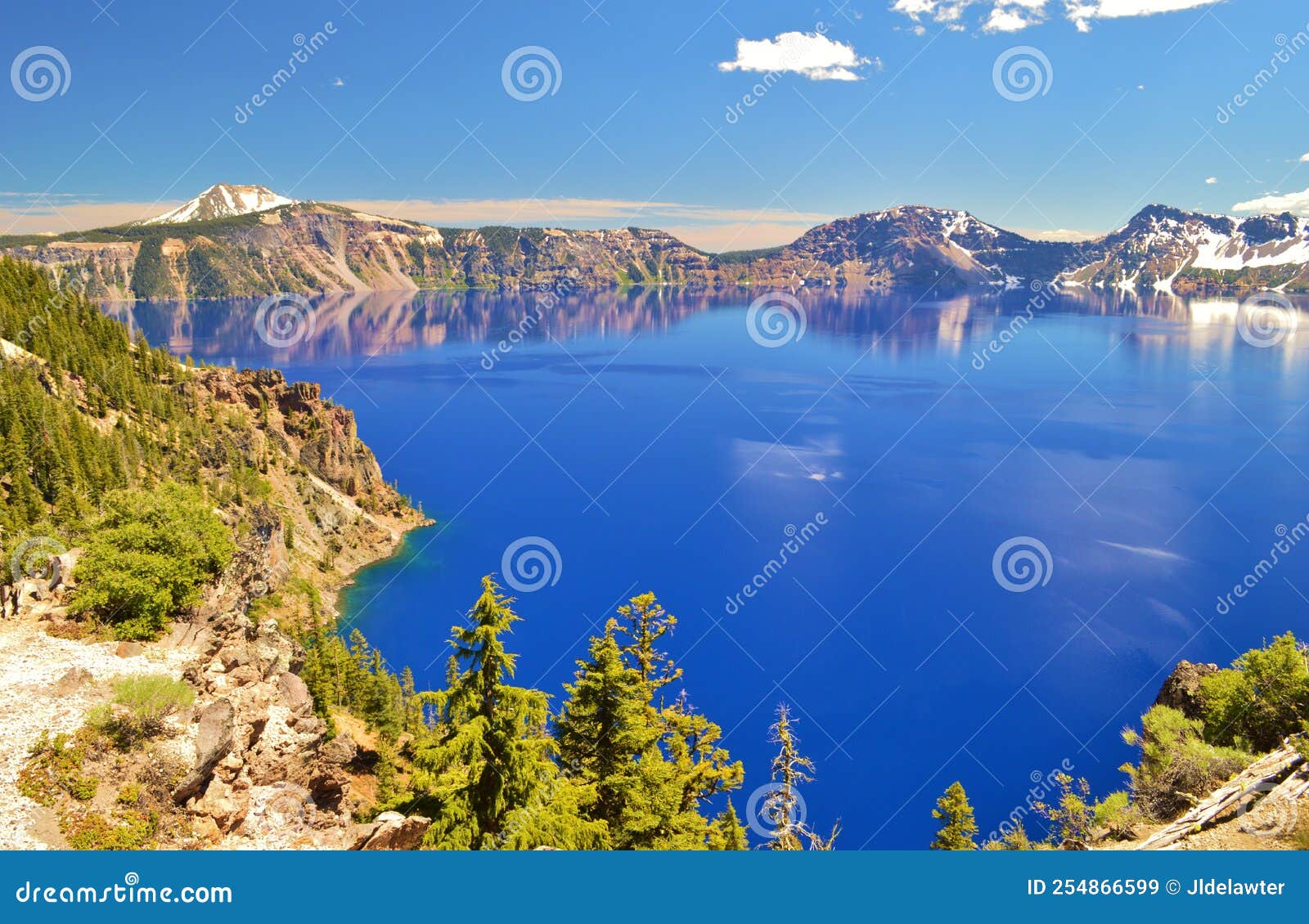 Beautiful Deep Blue Crater Lake in Oregon Editorial Stock Image - Image ...