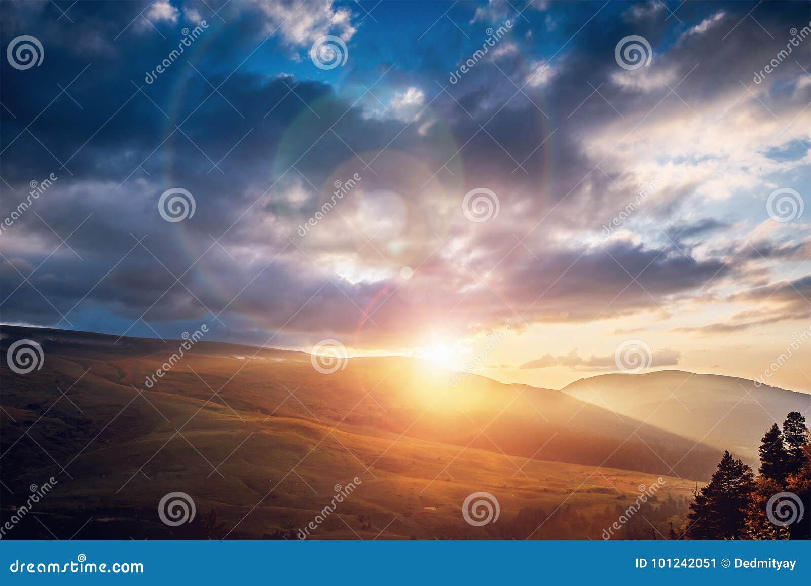 Beautiful Dramatic Sunset in Mountains. Landscape with Sun Light ...
