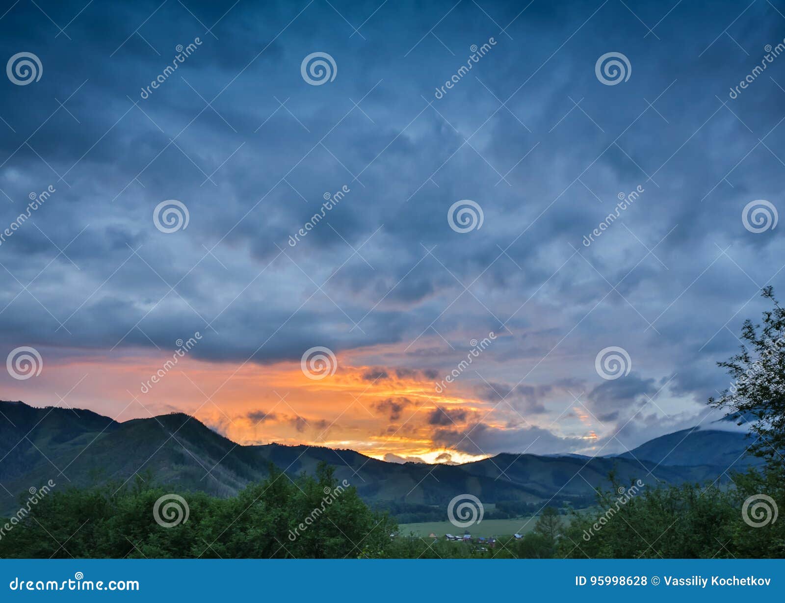 Beautiful Dramatic Sunset in the Mountains. Landscape with Sun Light ...