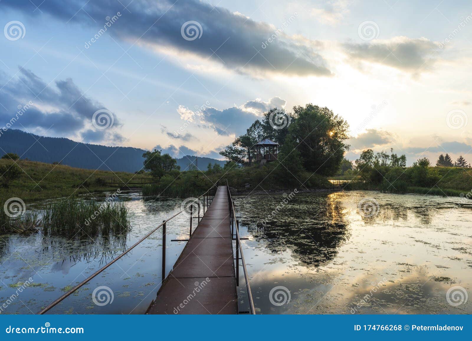 Beautiful Dramatic Sunset in the Mountains. Landscape with Sun Light ...