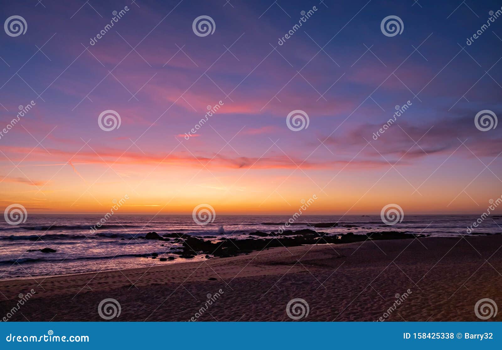 Beautiful Dusk Over Beach in Summer with Vivid Blue Orange Gradient Sky ...
