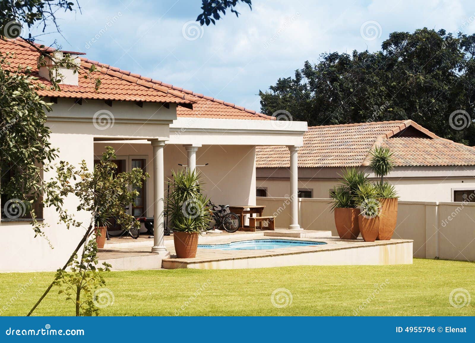 Beautiful Exterior of the House Stock Photo - Image of palm, plants ...