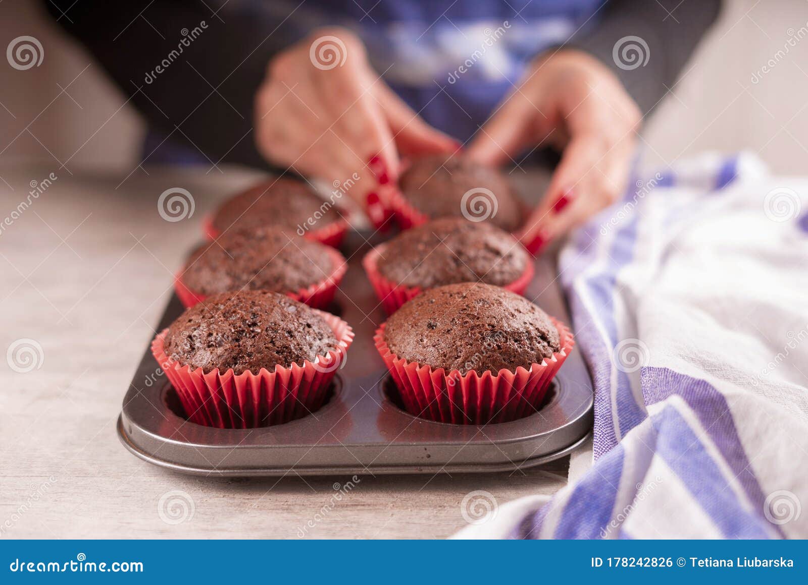 Beautiful Female Hands Take a Cupcake Out of Shape. Stock Photo - Image ...