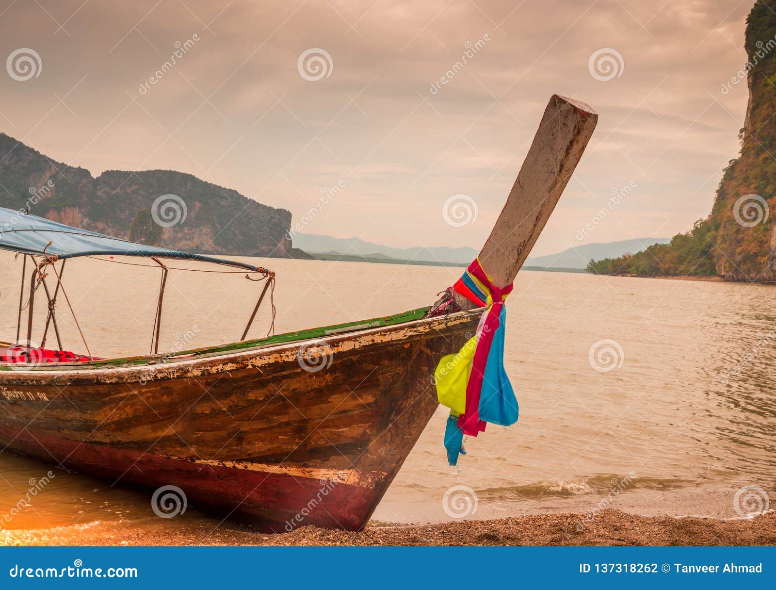 Beautiful Front View of Boat on a Tropical Island Editorial Photography ...