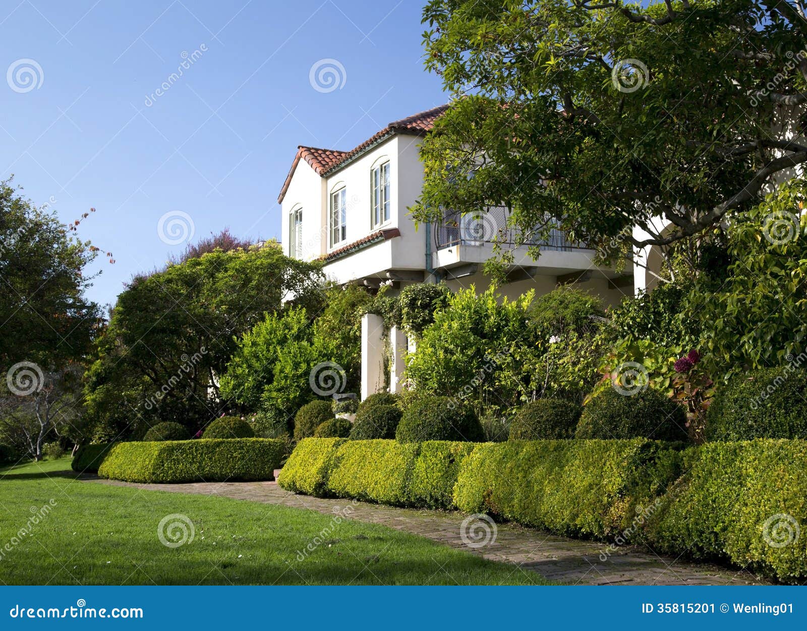 Beautiful Front Yard of House Stock Image - Image of house, building ...