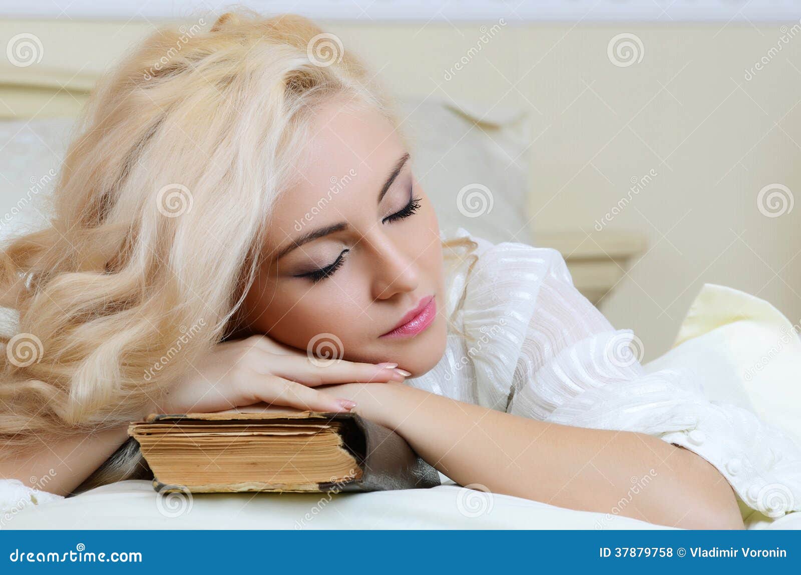 The Beautiful Girl on a Bed Stock Photo - Image of love, lying: 37879758