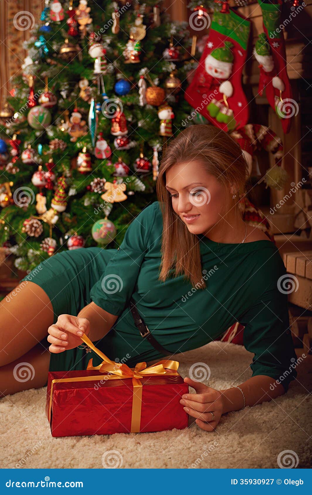 Beautiful Girl is Opening Gift Stock Image - Image of cute, green: 35930927