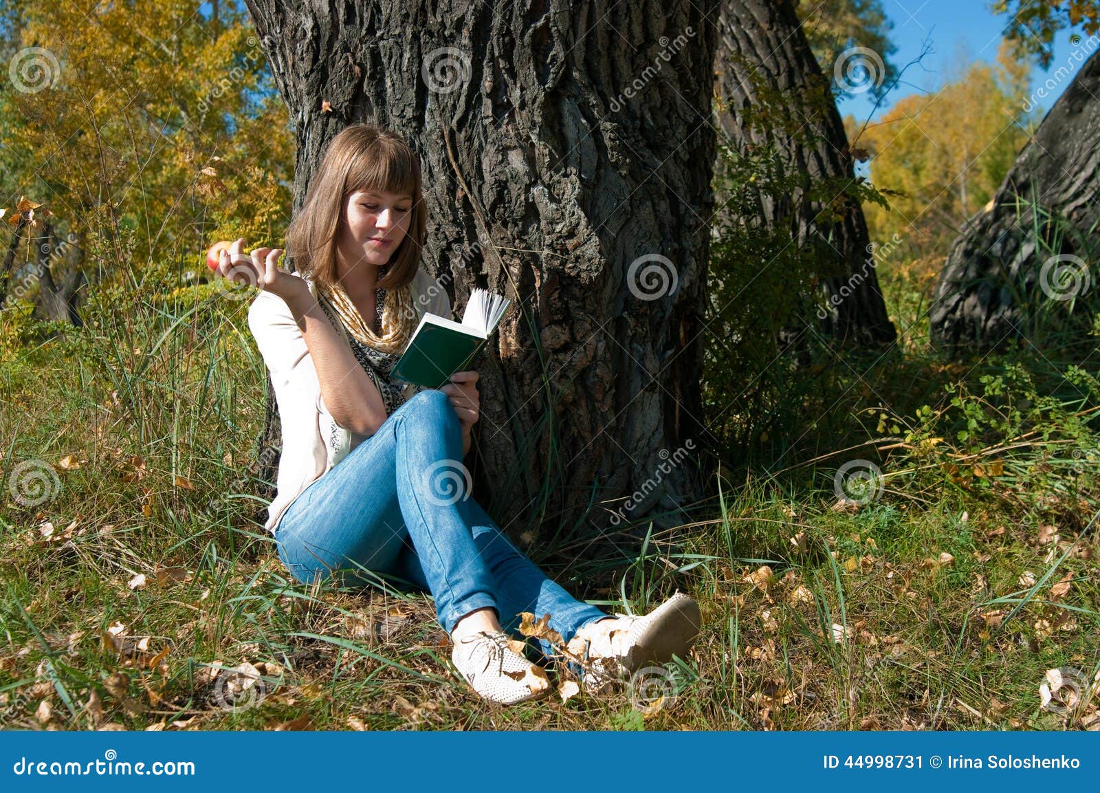 The Beautiful Girl at a Tree Stock Image - Image of autumn, scarf: 44998731