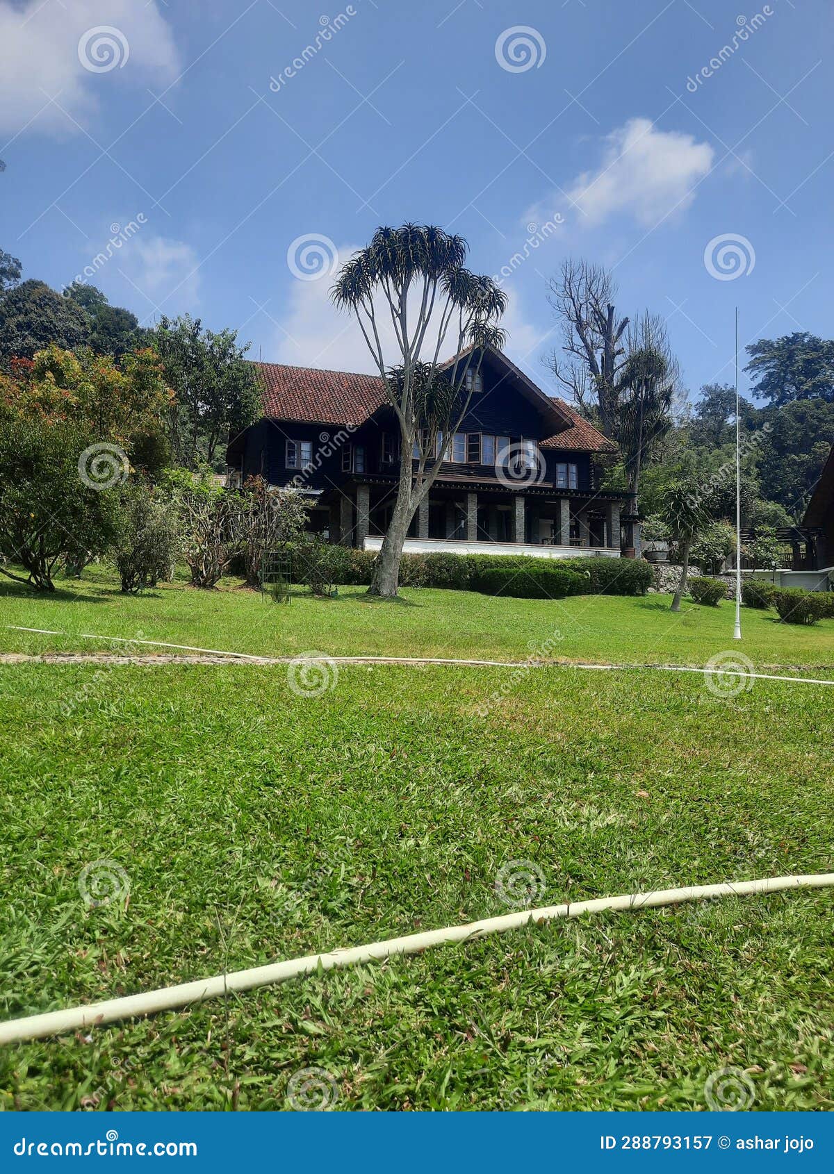 Beautiful And Beautiful House With A Large Green Grassy Yard Stock Image Image Of Beautiful