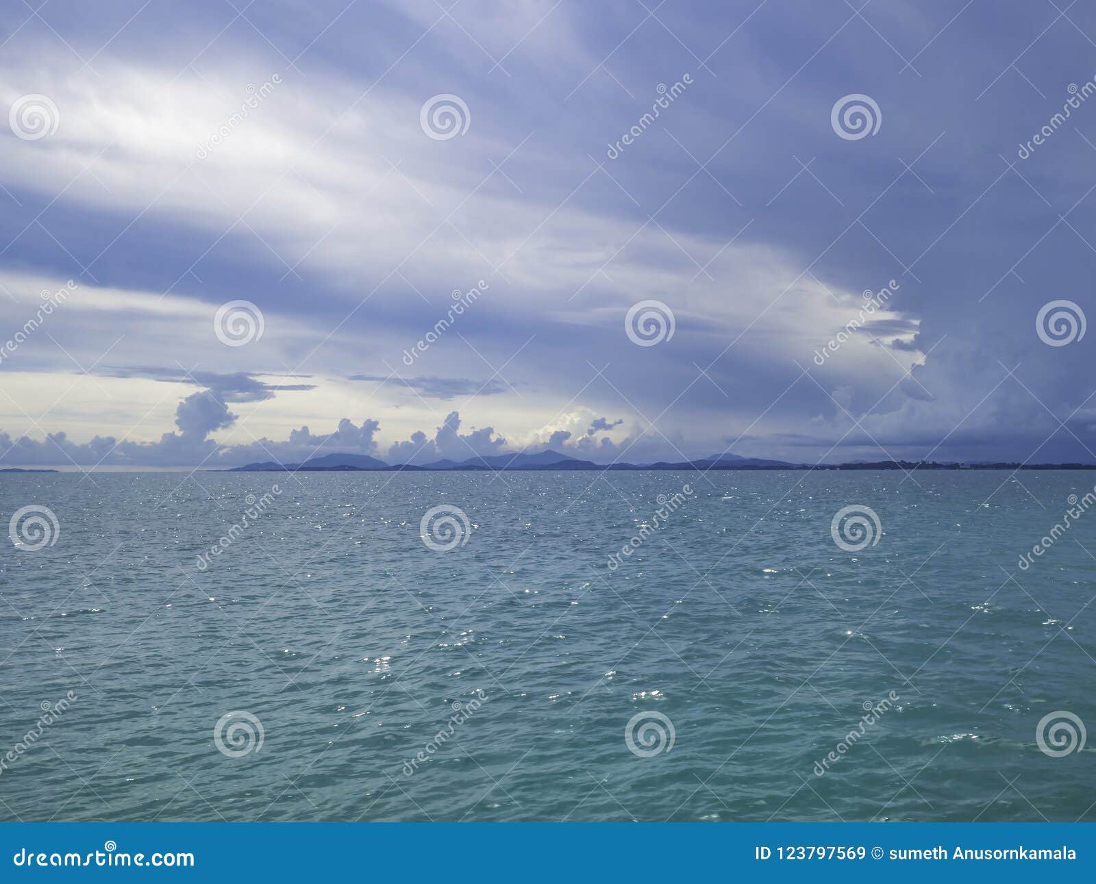 Beautiful Idyllic Ocean and Cloudy Sky in Vacation Time Stock Image ...