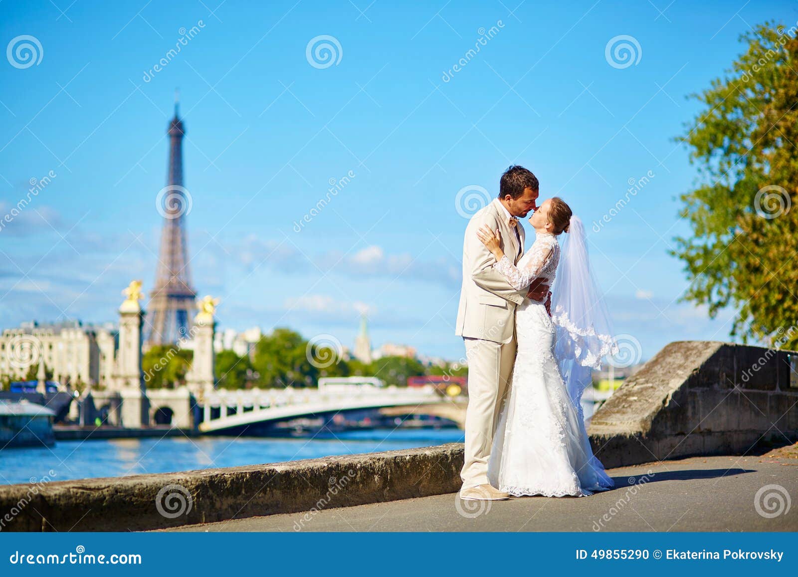 Beautiful Just Married Couple in Paris Stock Photo - Image of newly ...