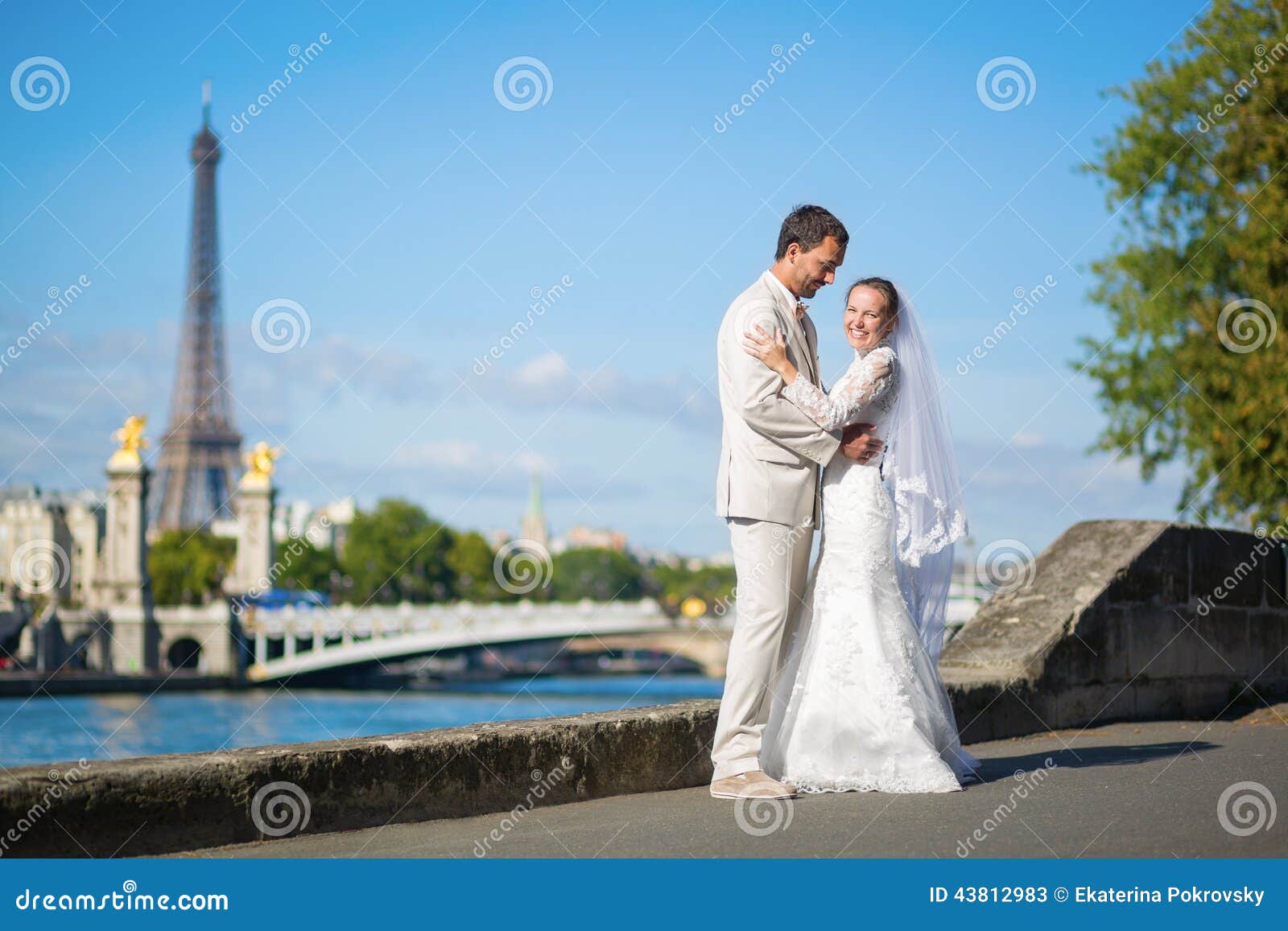Beautiful Just Married Couple in Paris Stock Image - Image of couple ...