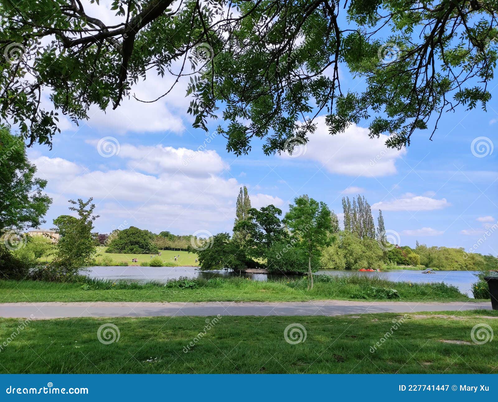 The Beautiful Lake and Trees in Danson Park, at Bexleyheath, UK Stock ...