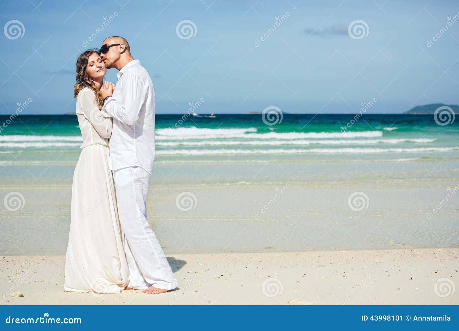 Beautiful Love Couple on Sea Stock Image - Image of male, dress: 43998101