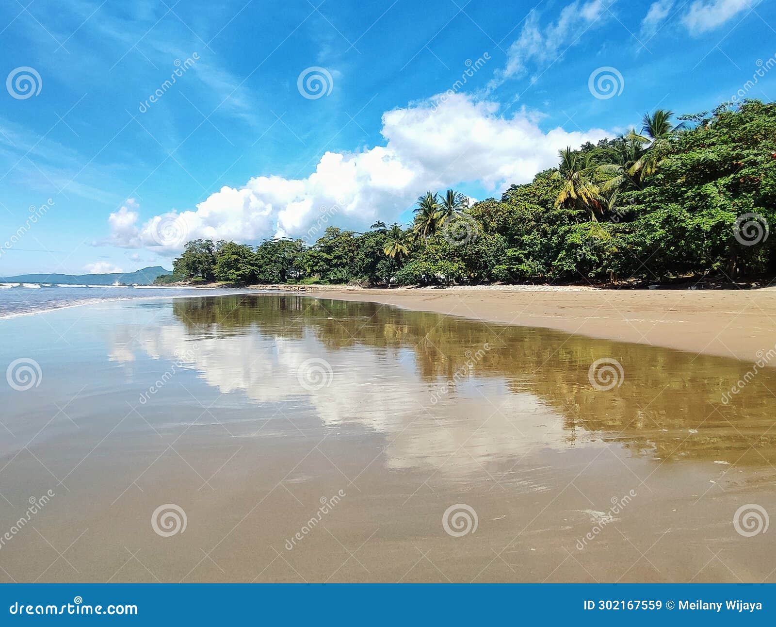 Beautiful and Lovely Nature Reflection Tropical Beach Day View Stock ...