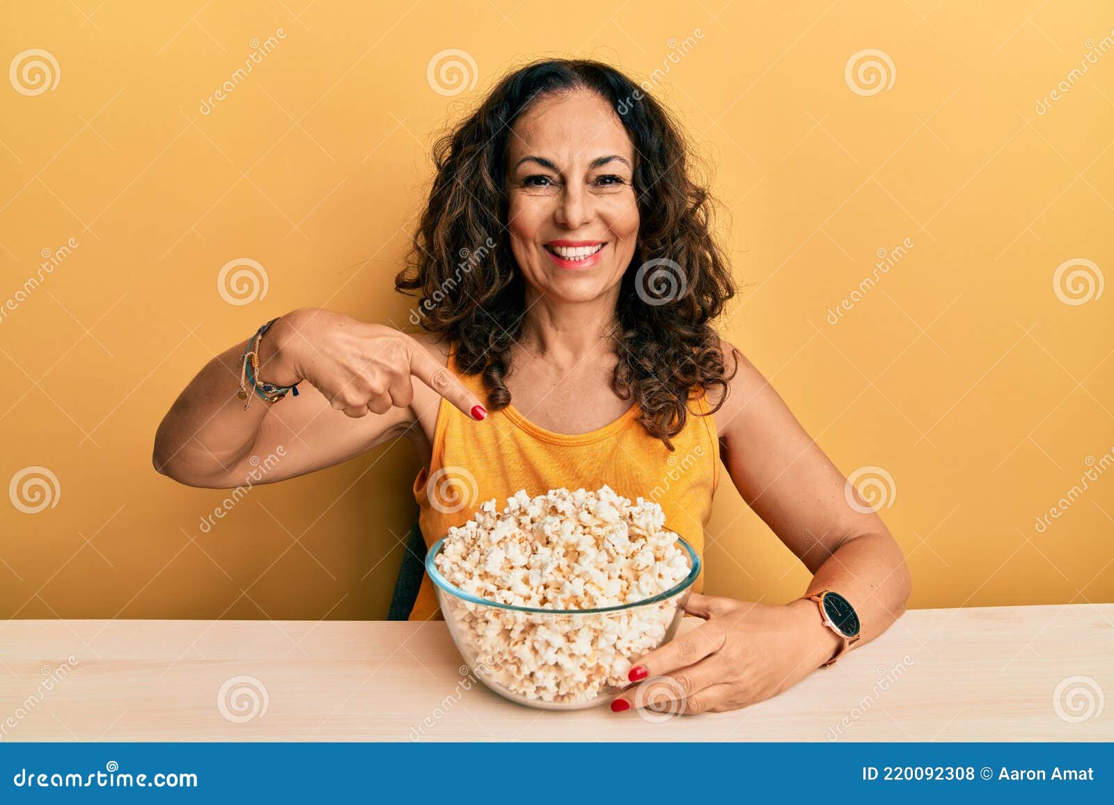 Beautiful Middle Age Woman Eating Popcorn Smiling Happy Pointing With