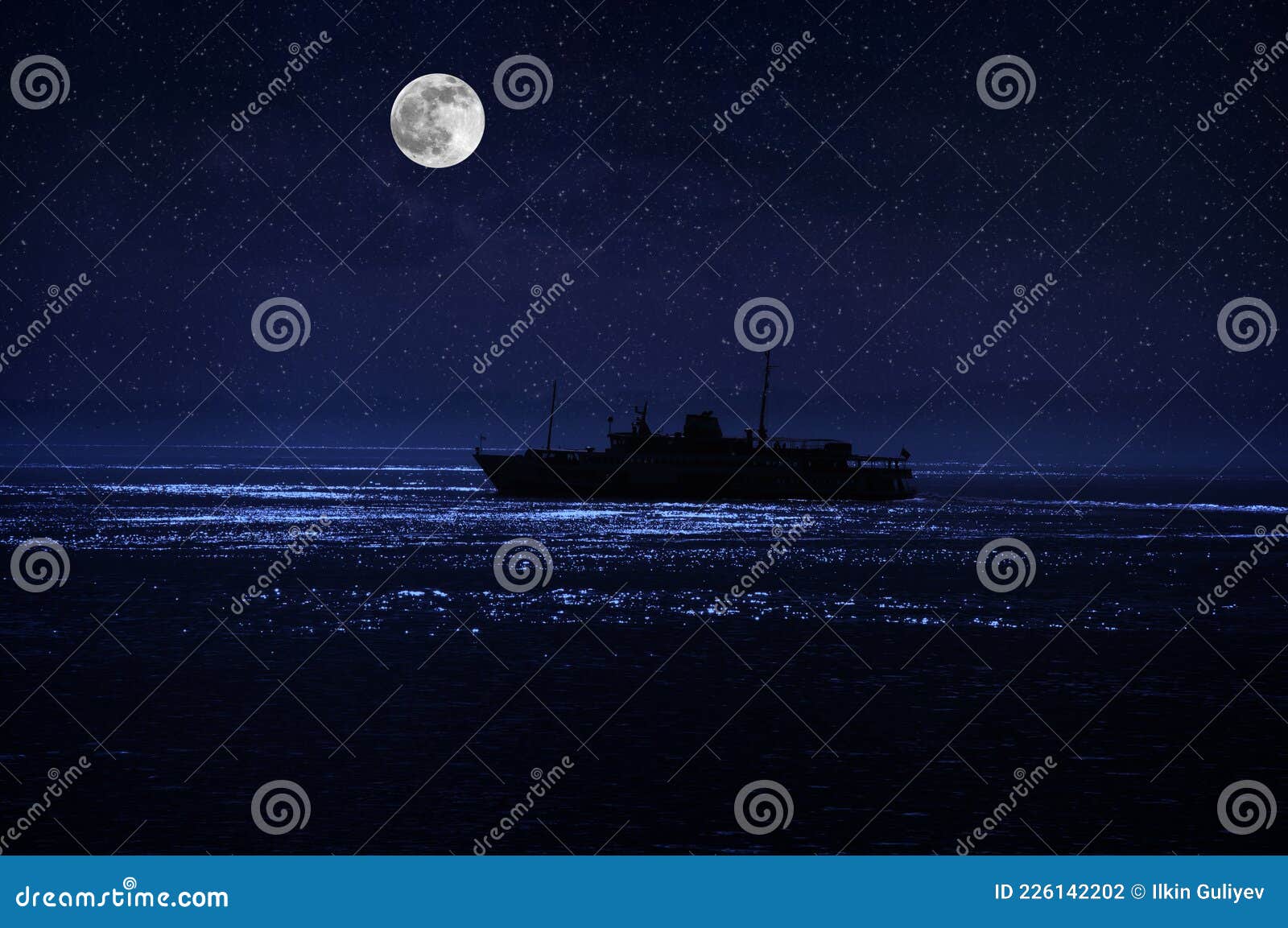 Beautiful Night Scene at Sea. Dramatic Moon Over Sea at Night with ...