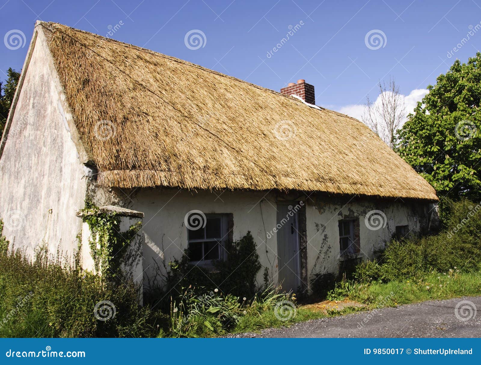 Beautiful Old Thatched Cottage Stock Image - Image of ancient, garden ...