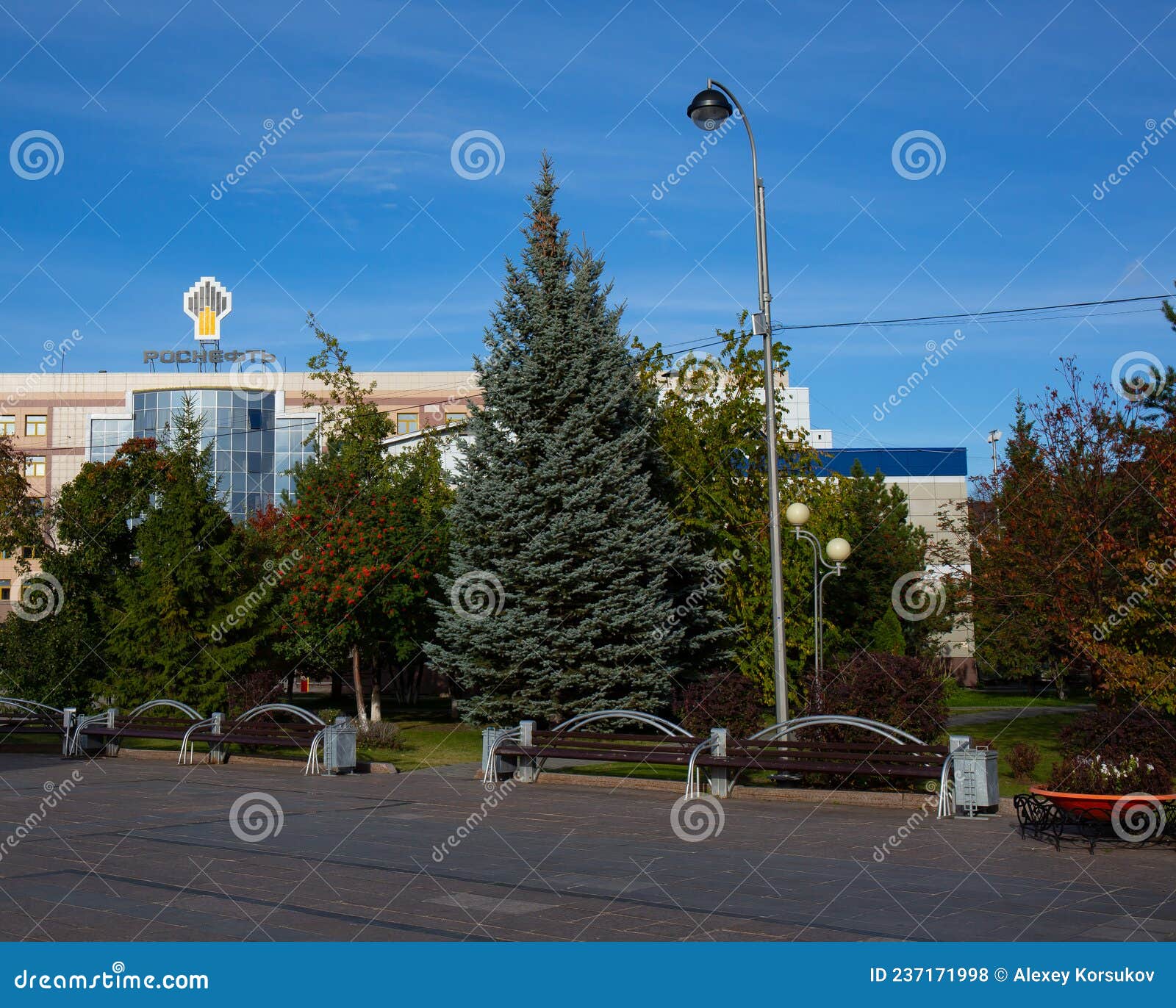 A Beautiful Path on the Central Square of the City of Tyumen in Autumn ...
