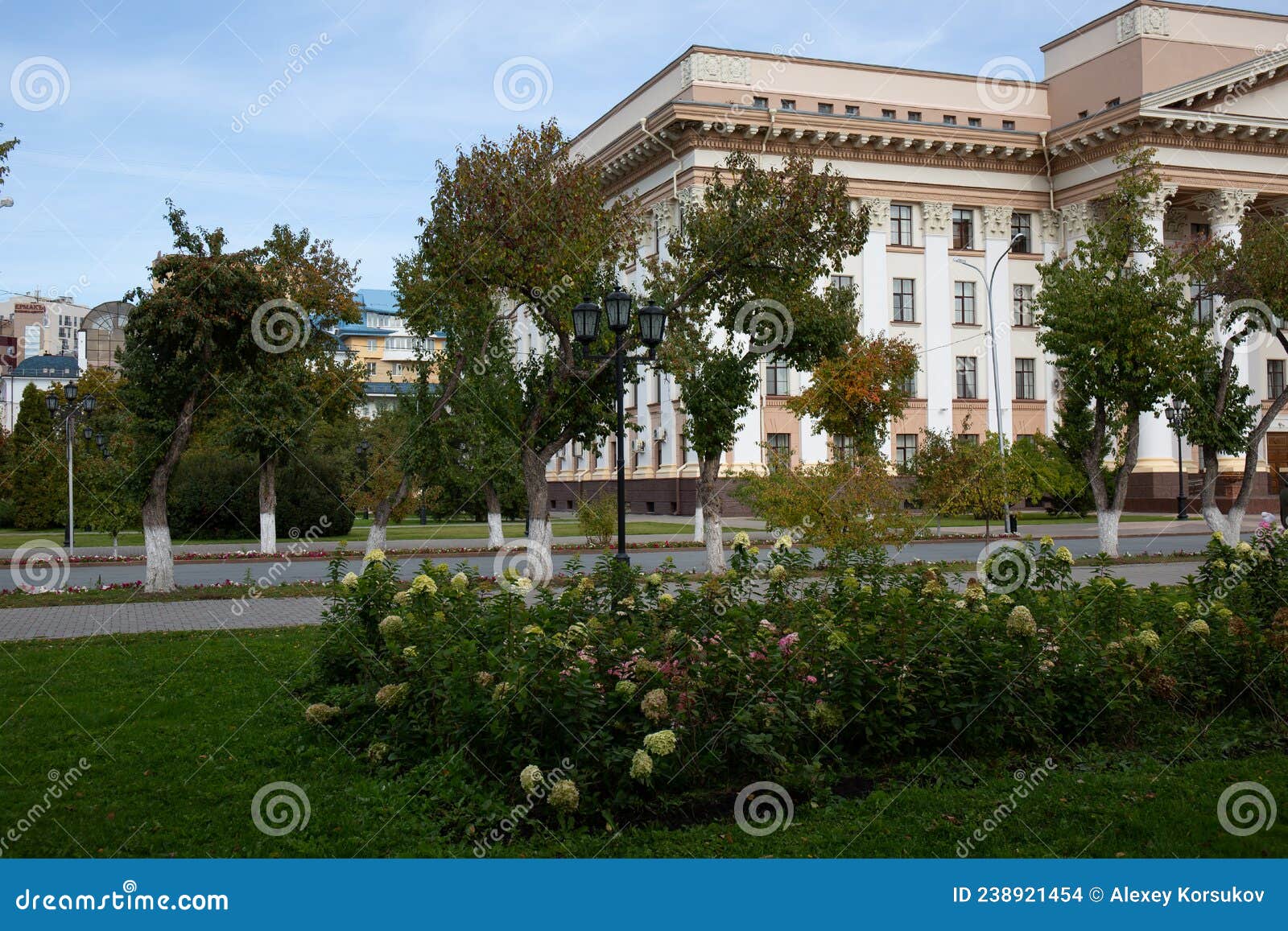 A Beautiful Path on the Central Square of the City of Tyumen in Autumn ...