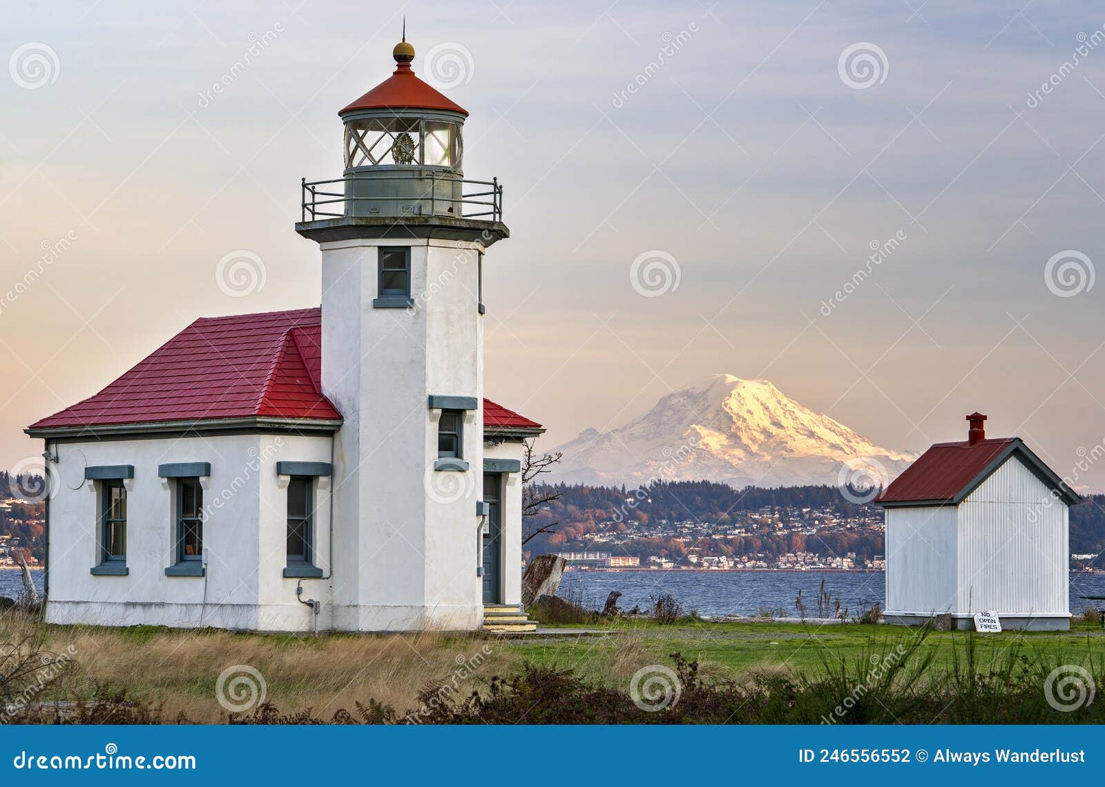 The Beautiful Point Robinson Lighthouse with Mount Rainier in the ...