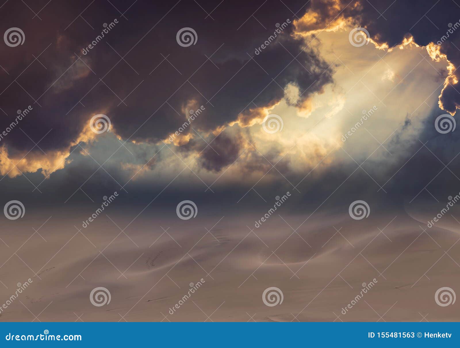 Beautiful Sand Dunes and Dramatic Sky with Bright Clouds in the Namib ...